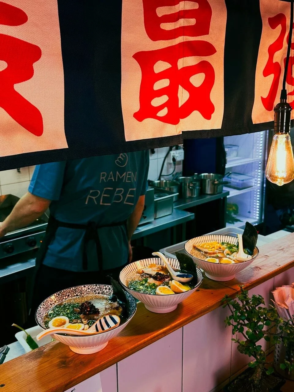 Кафе «Ramen Rebel» / «Рамен лебел», Санкт-Петербург: бронирование, цены ...